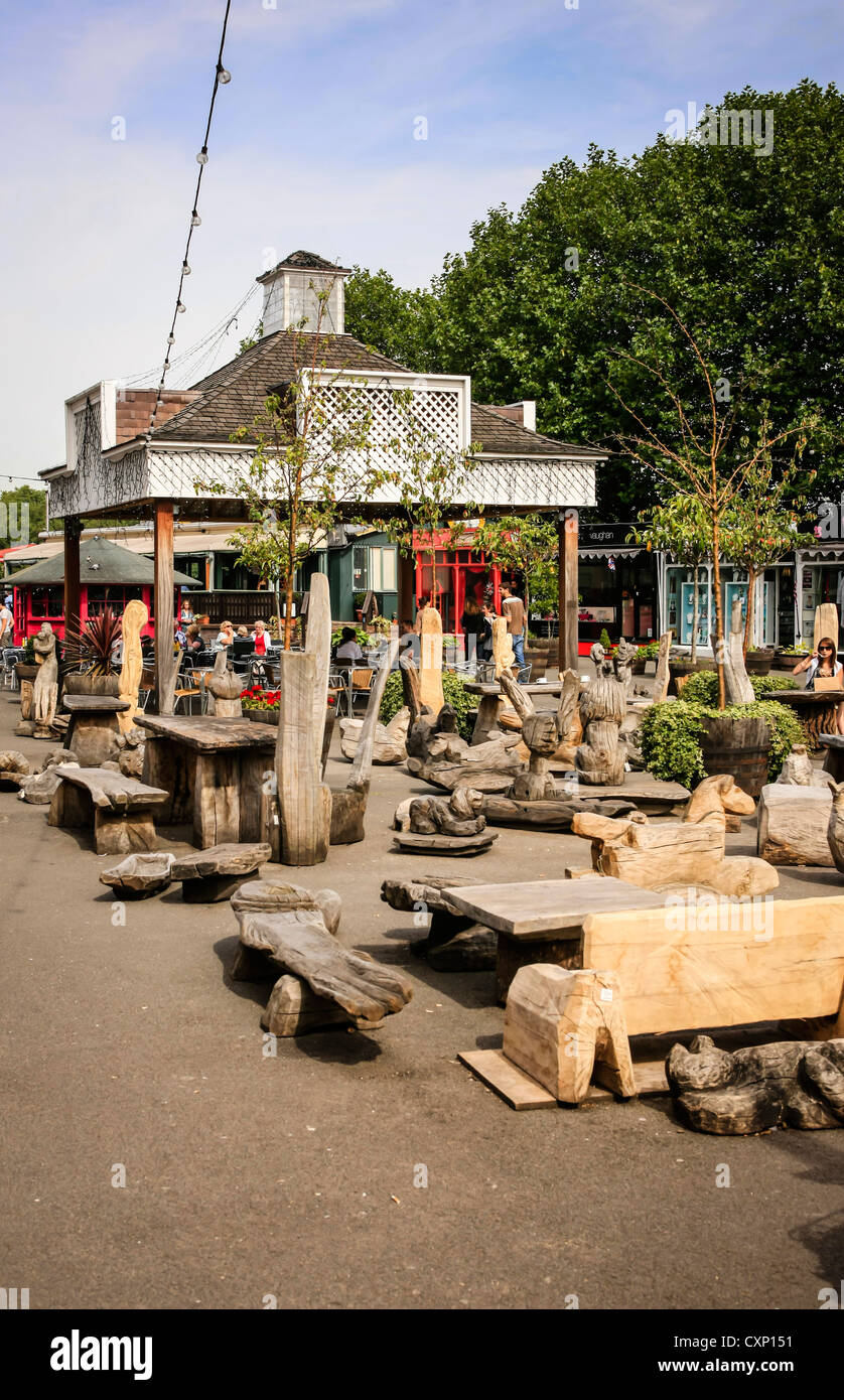 Small Artists stores in an outdoor shopping mall in London Stock Photo ...