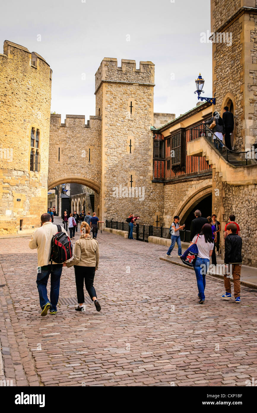 Inner Walls and courtyard in the Tower of London complex Stock Photo ...