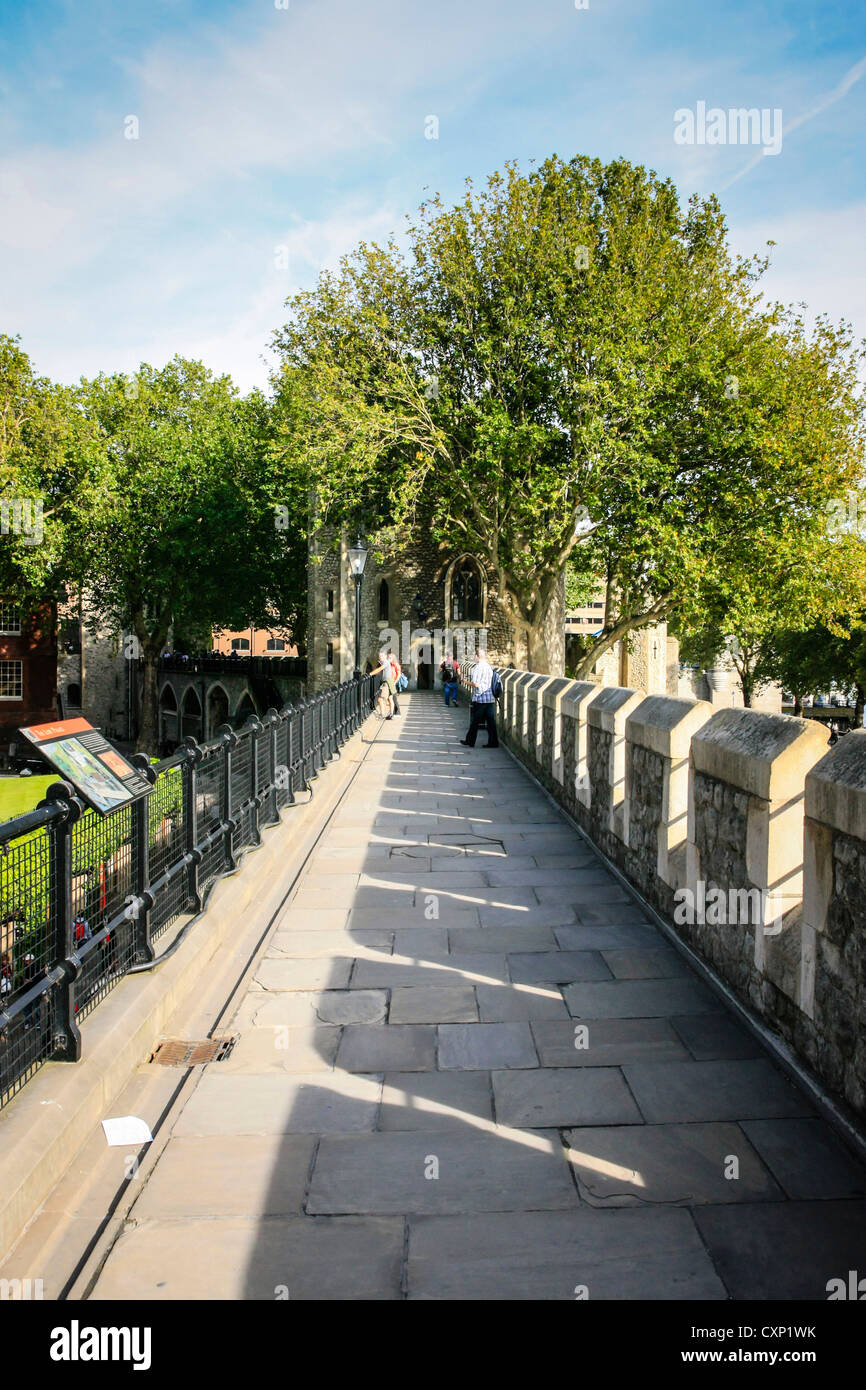 Outer wall of tower of london hi-res stock photography and images - Alamy