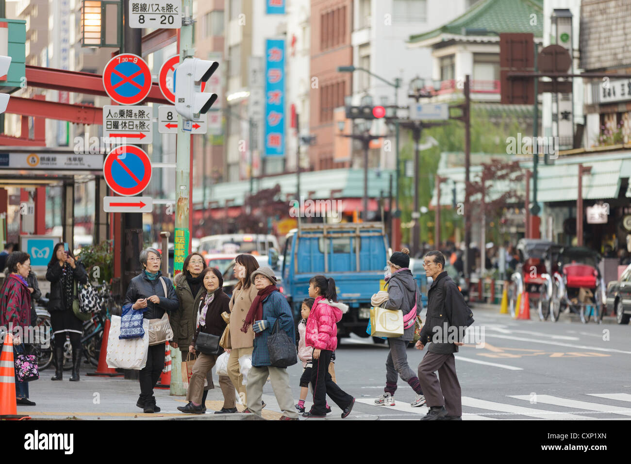 People crossing street at hachiko crossroad, Shibuya, Tokyo, Japan ...