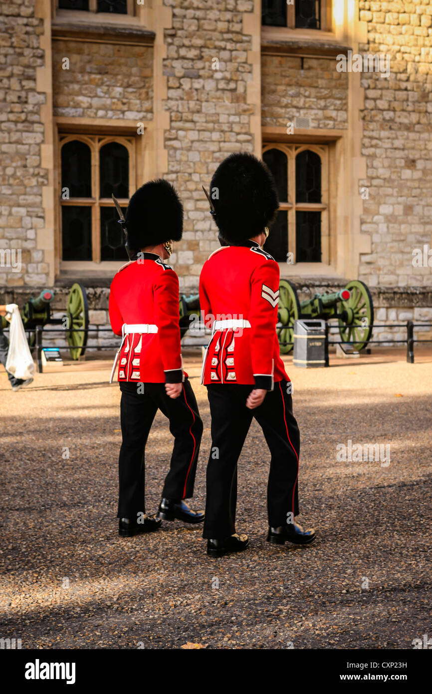 Marching soldiers in the Tower of London complex Stock Photo - Alamy
