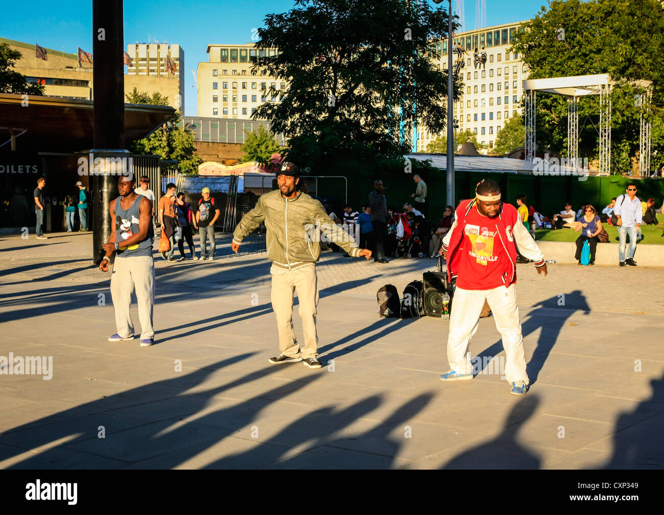 Hip hop dancers street hi-res stock photography and images - Alamy