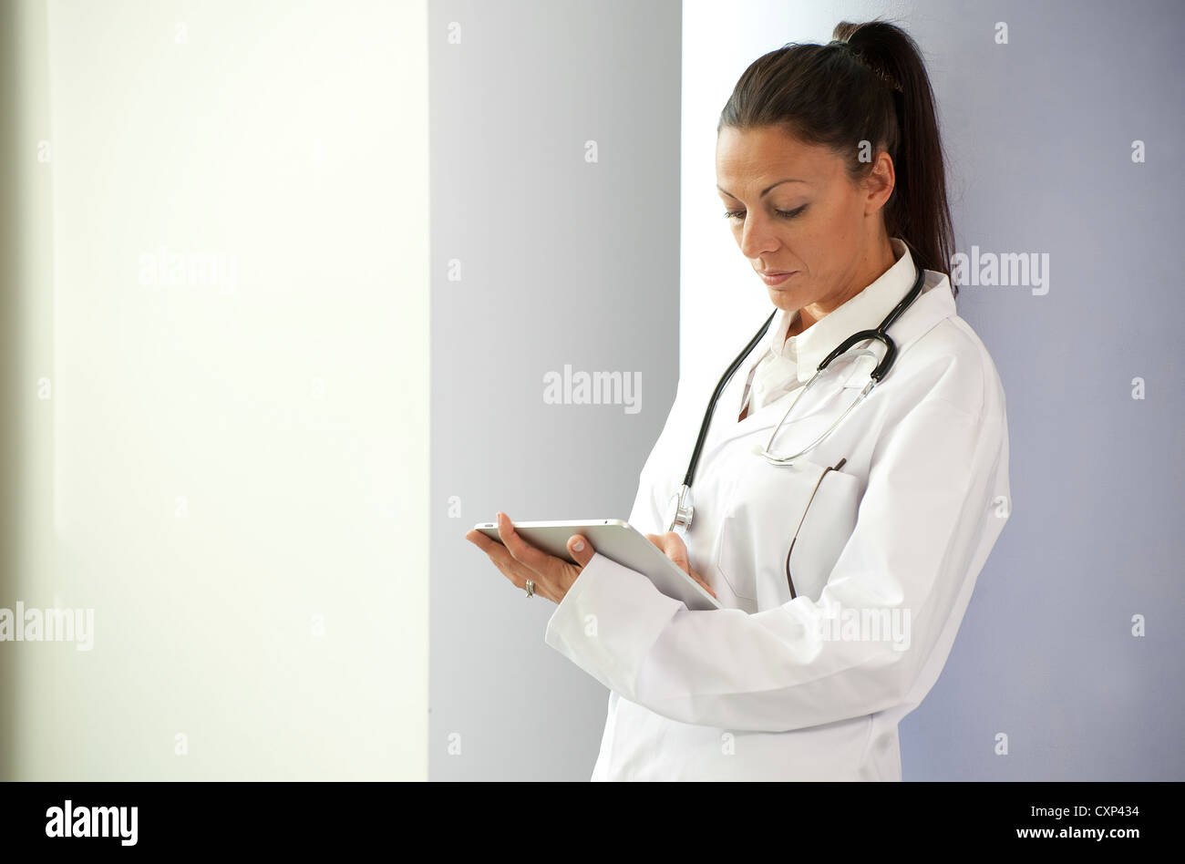 Doctor female ipad hi-res stock photography and images - Alamy