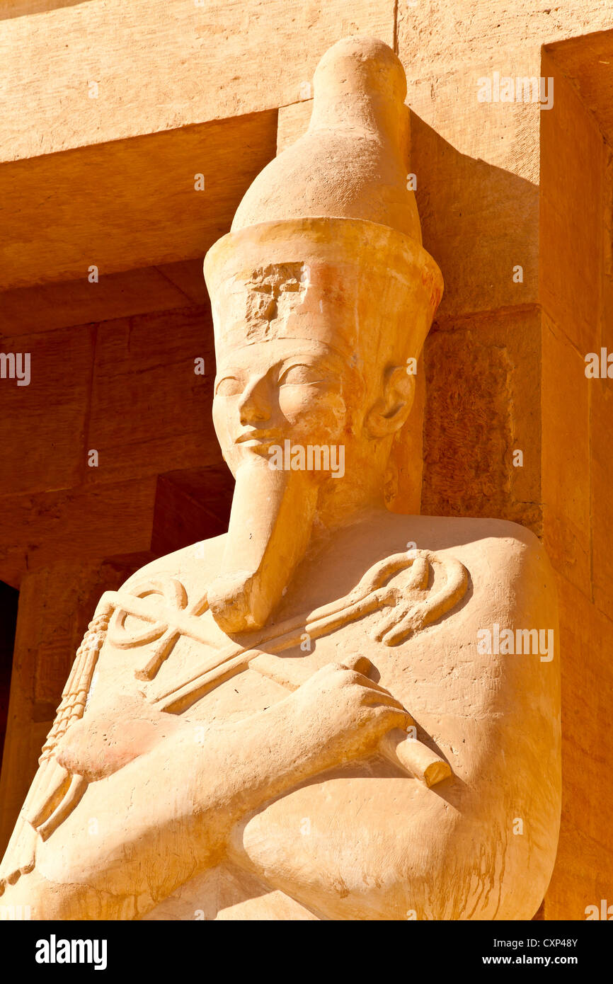 Hatshepsut temple and excavation hi-res stock photography and images ...