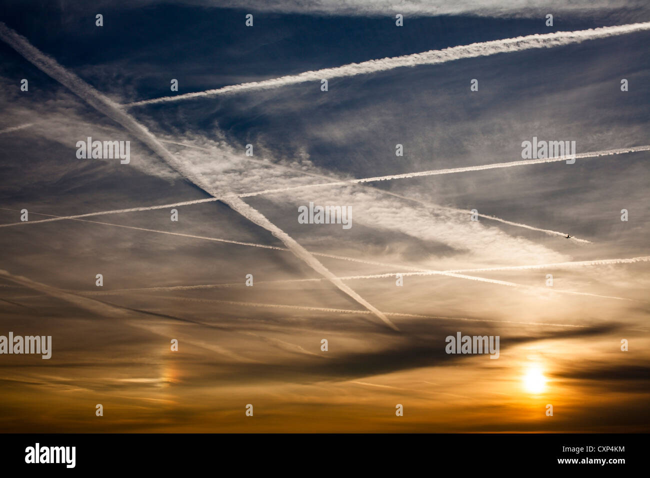 White vapour trails hi-res stock photography and images - Alamy