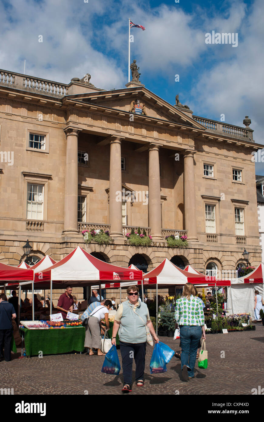Newark on trent nottinghamshire market square hi-res stock photography ...