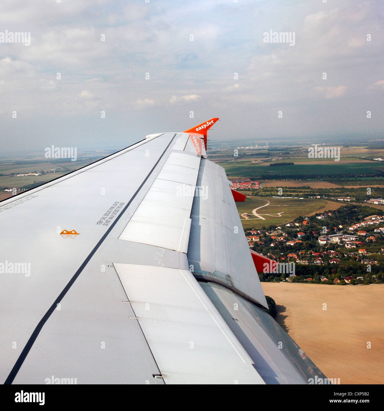 Easyjet a319 airbus aircraft wing hi-res stock photography and images ...