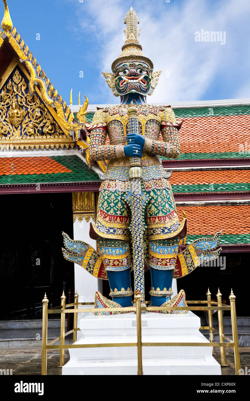 Giant statue hi-res stock photography and images - Alamy