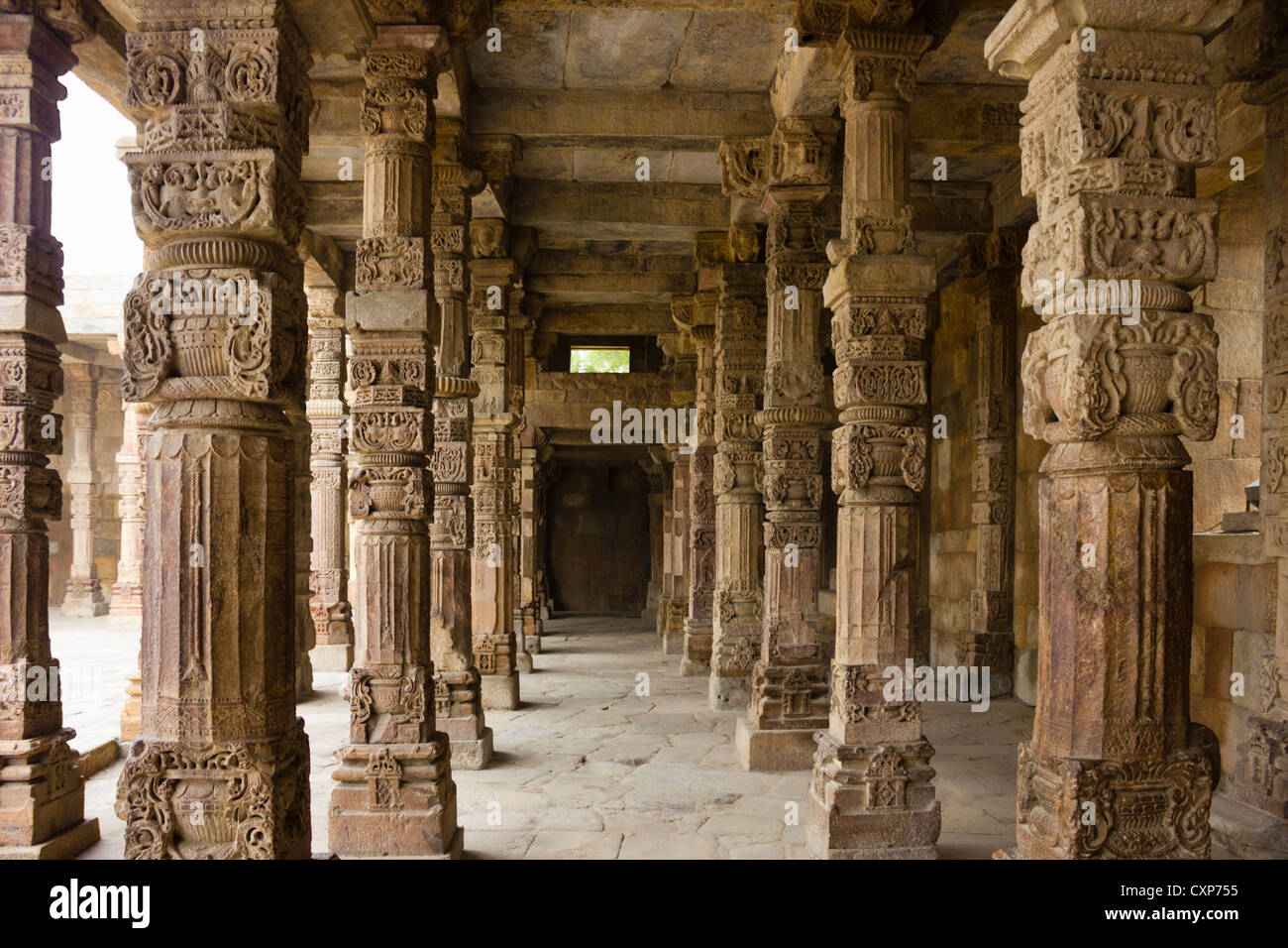 Quwwat-ul mosque columns in Qutub Complex, Mehrauli, Delhi, India Stock ...