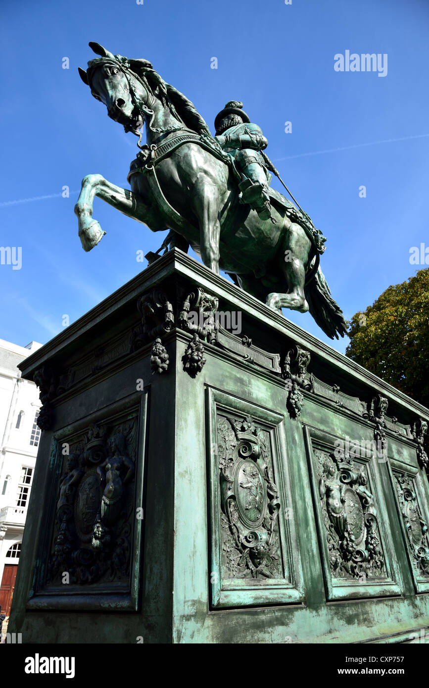 Bronze statue. The Hague, Netherlands Stock Photo - Alamy