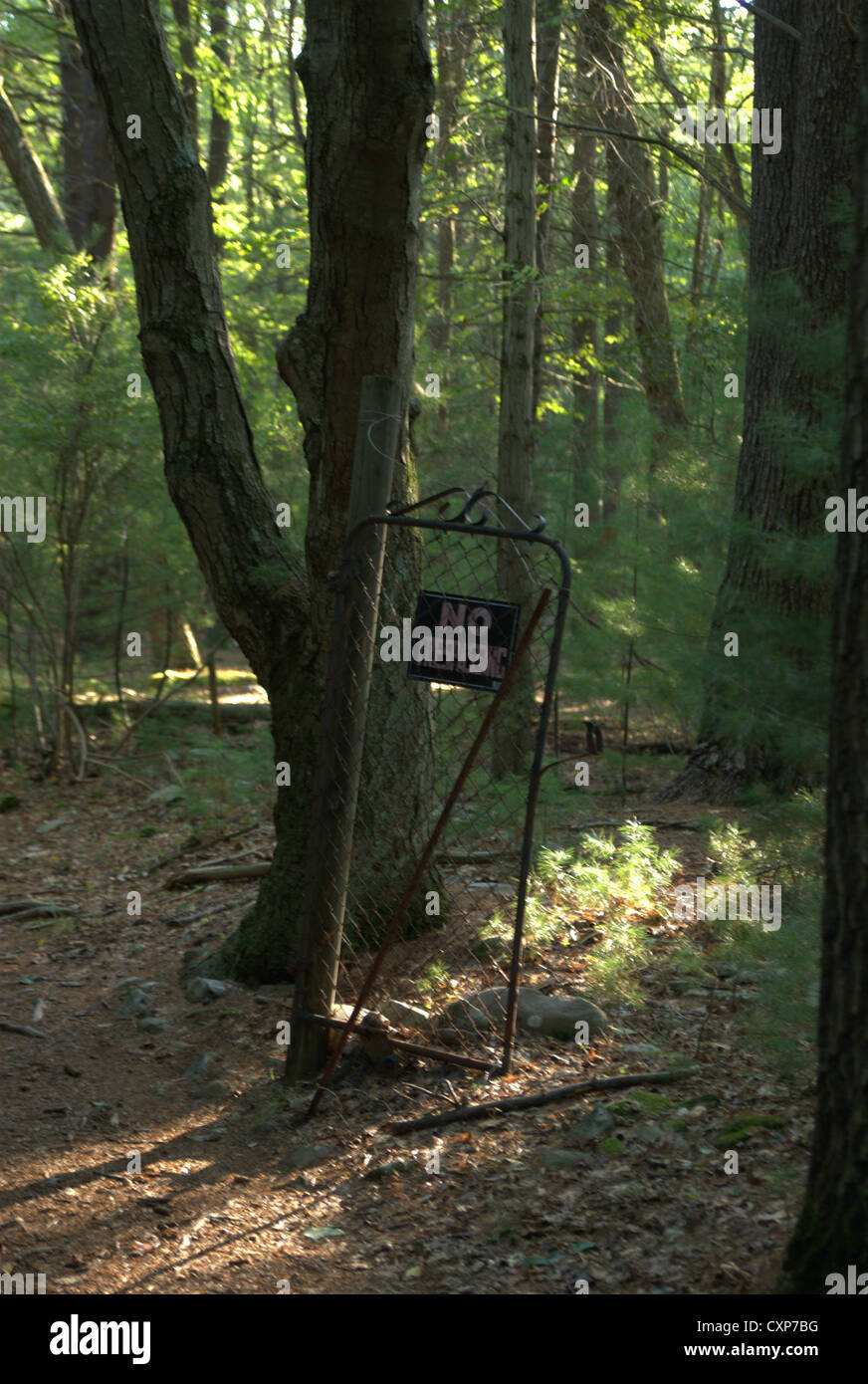 no trespassing sign on a broken gate Stock Photo - Alamy