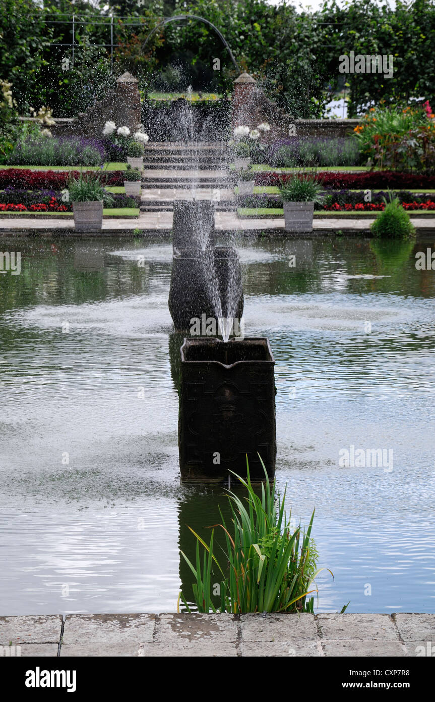 Garden sunken water feature hi-res stock photography and images - Alamy