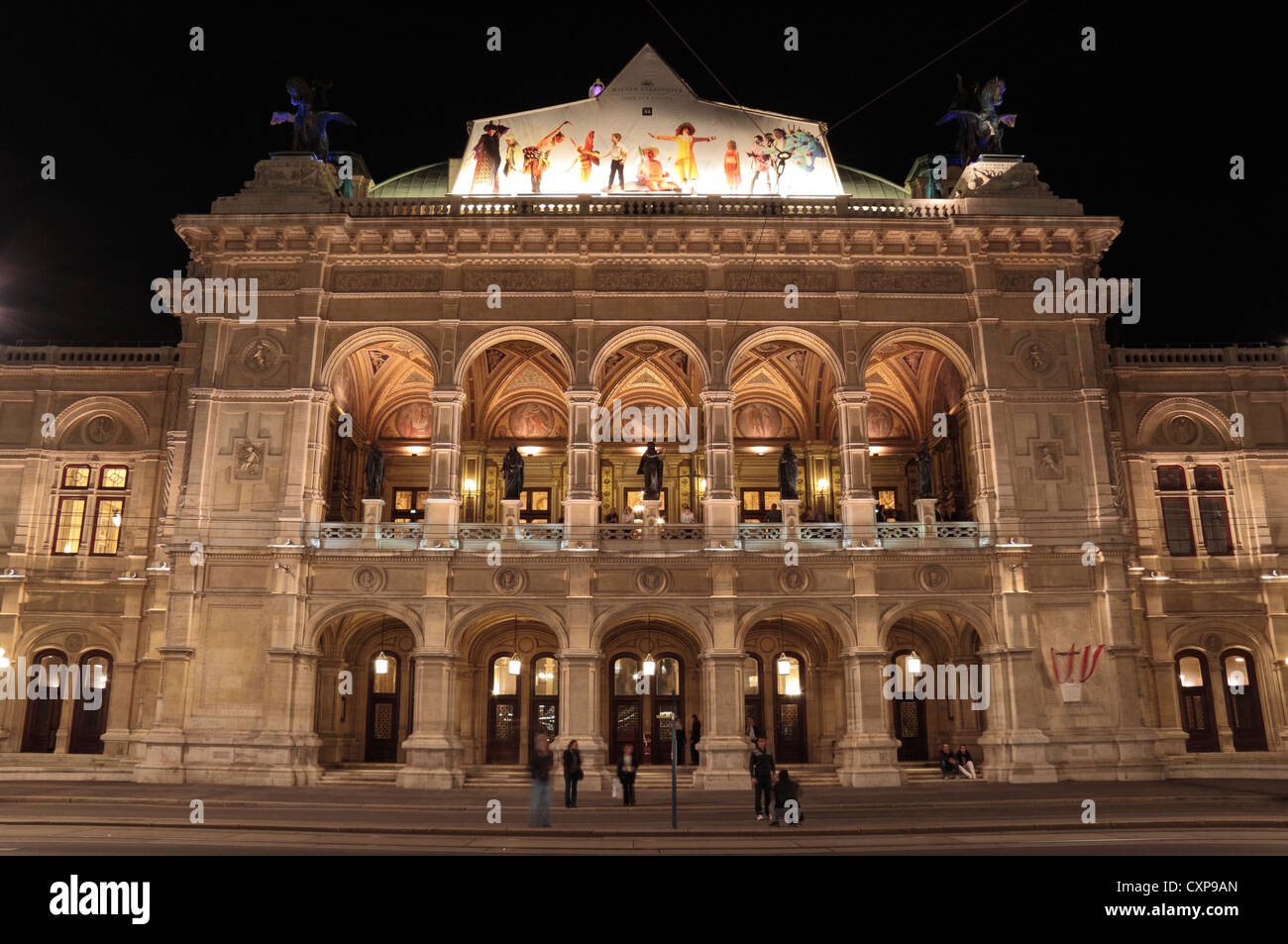 The Vienna State Opera (Wiener Staatsoper) at night, Vienna (Wien ...