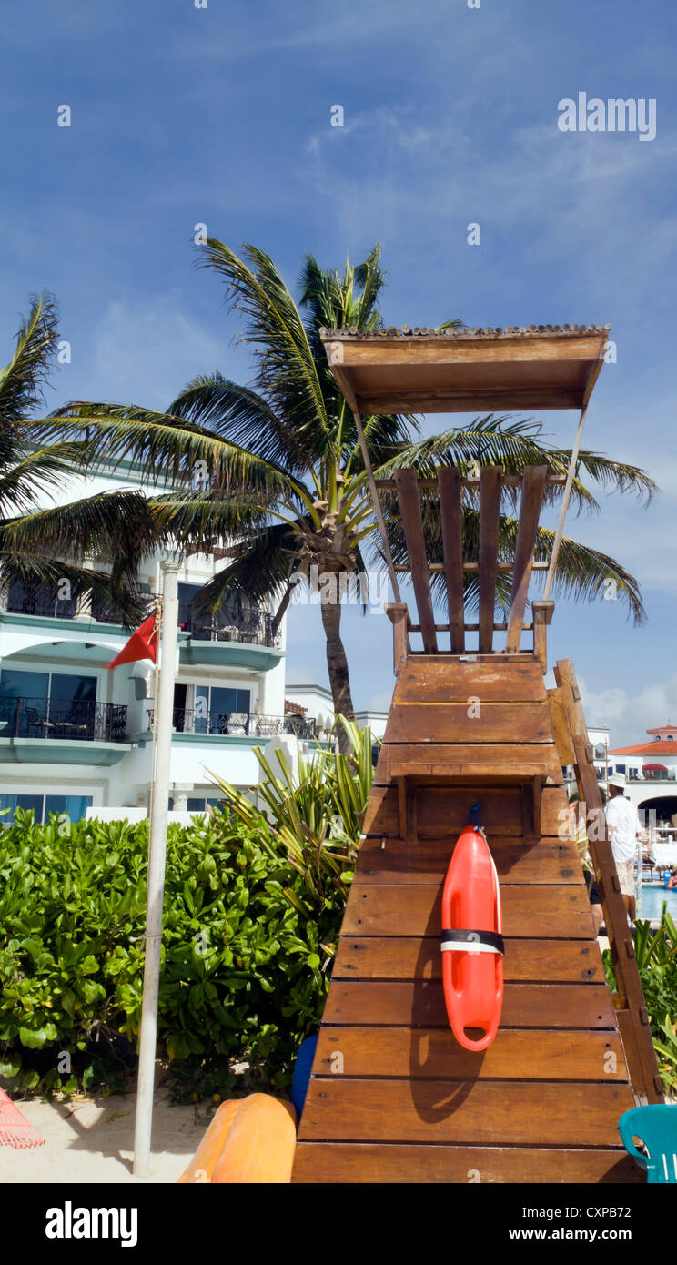 Lifeguard wooden watchtower hi-res stock photography and images - Alamy