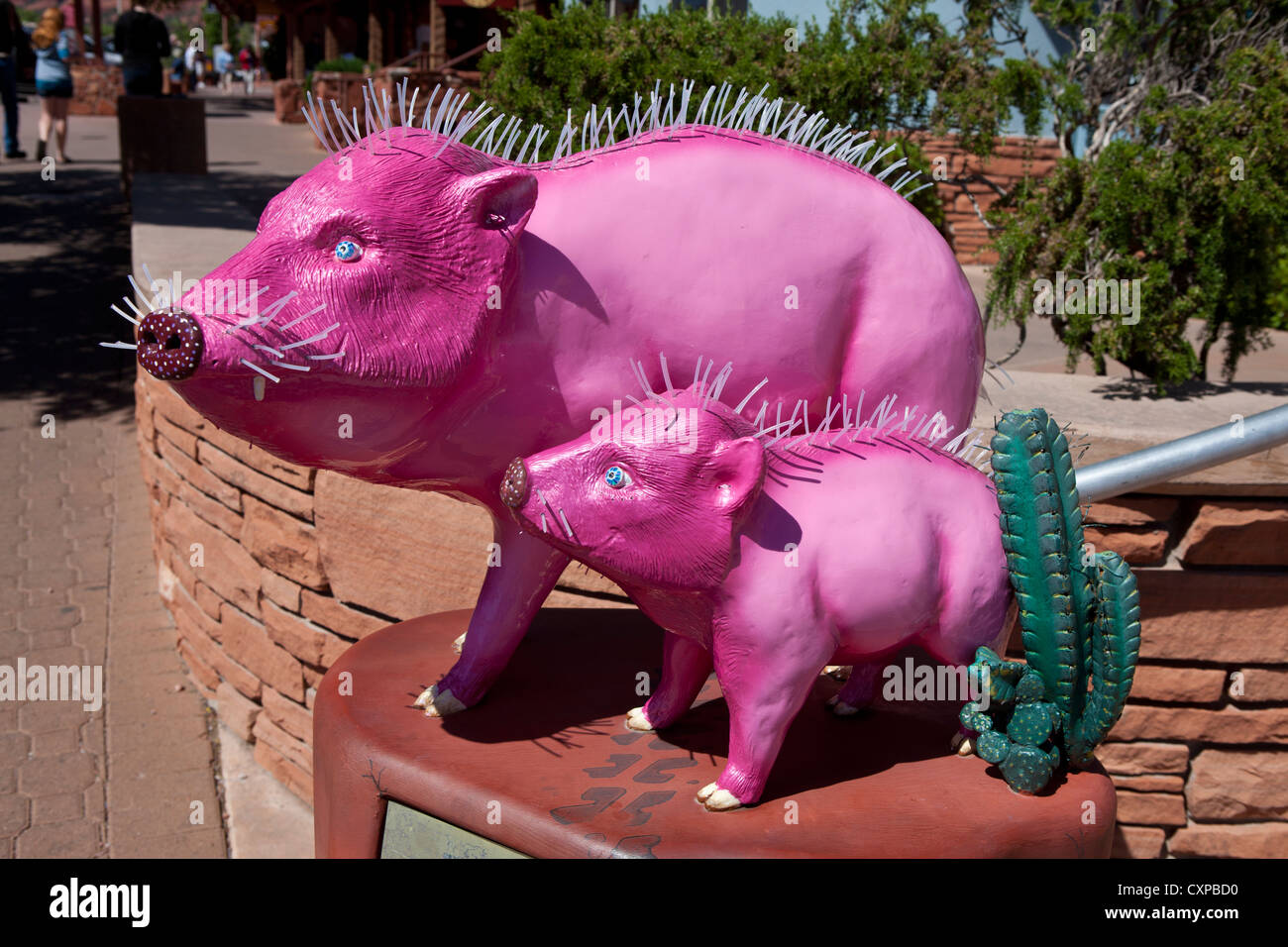 Hairalina sculpture of pink pigs by Liam Herbert, Sedona, Arizona ...