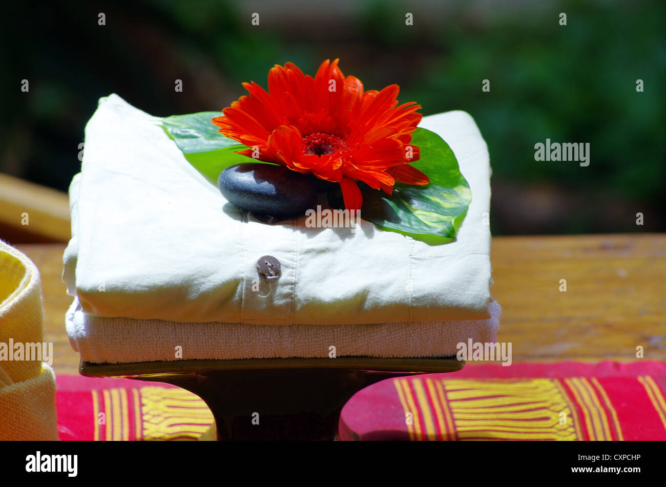 Spa setting with towel and oil Stock Photo - Alamy