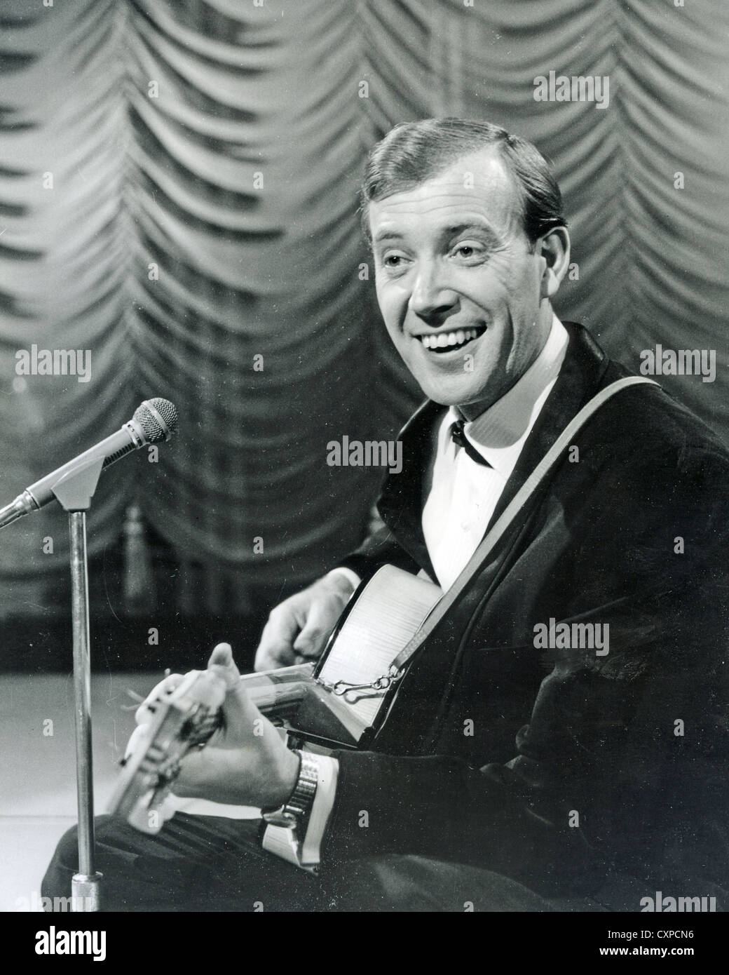 VAL DOONICAN Irish singer in June 1964 Stock Photo - Alamy