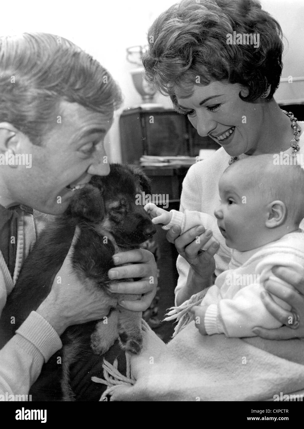 VAL DOONICAN Irish singer with wife Lynn about 1967 Stock Photo - Alamy