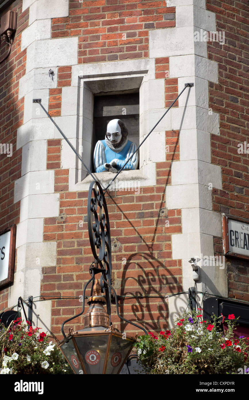 Statue of William Shakespeare looking out of the Shakespeare’s Head pub ...