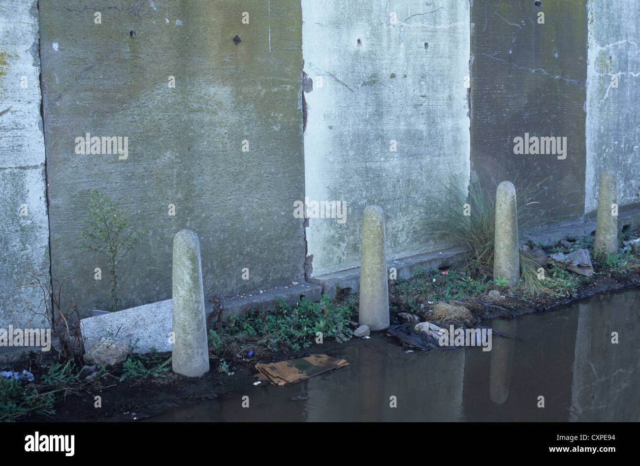Concrete bollards hi-res stock photography and images - Alamy