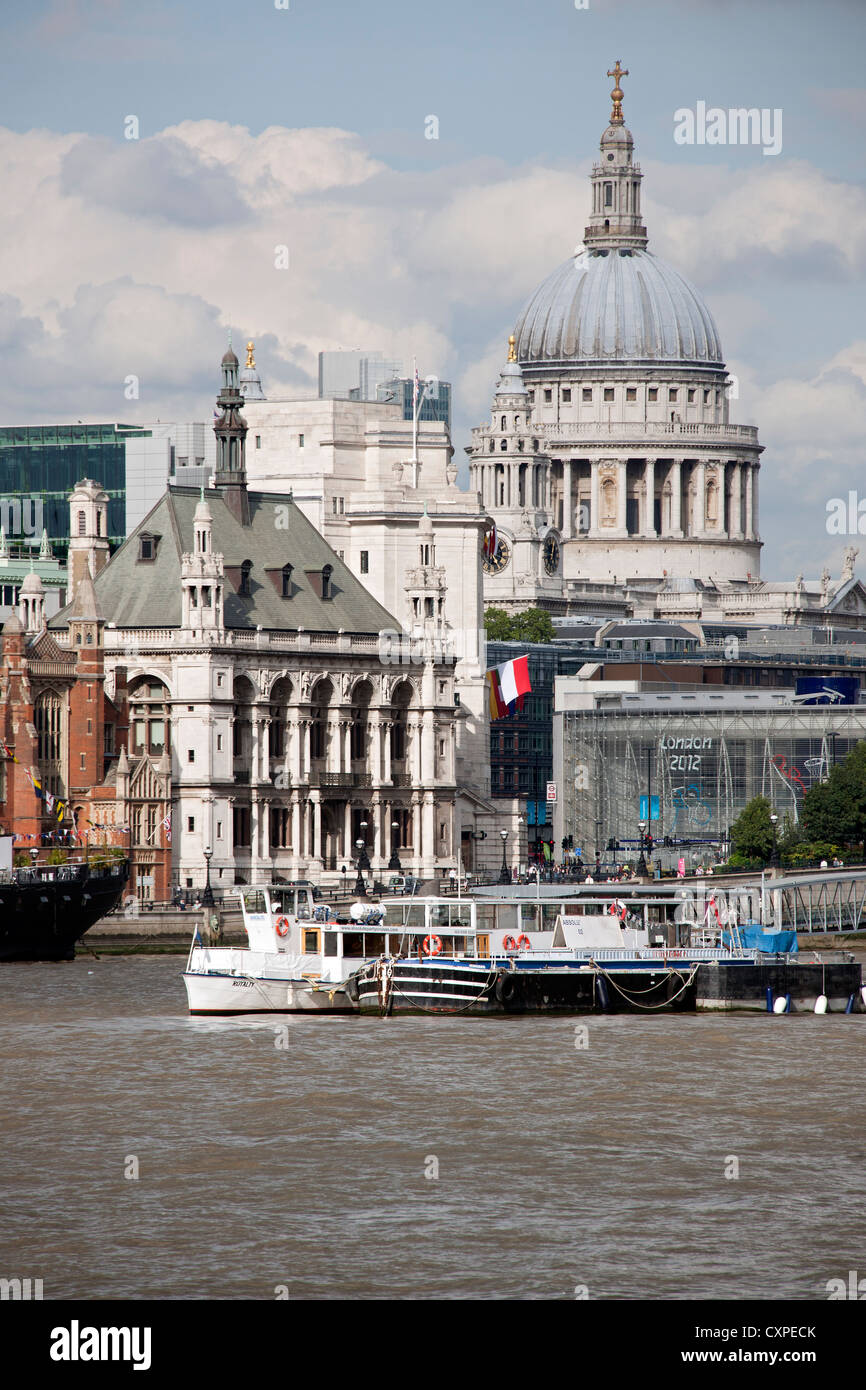 St pauls across river thames hi-res stock photography and images - Alamy