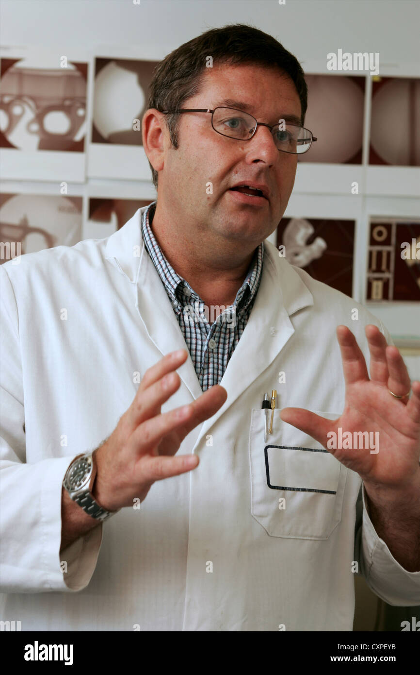 Portrait of Scientist explaining in laboratory Stock Photo - Alamy