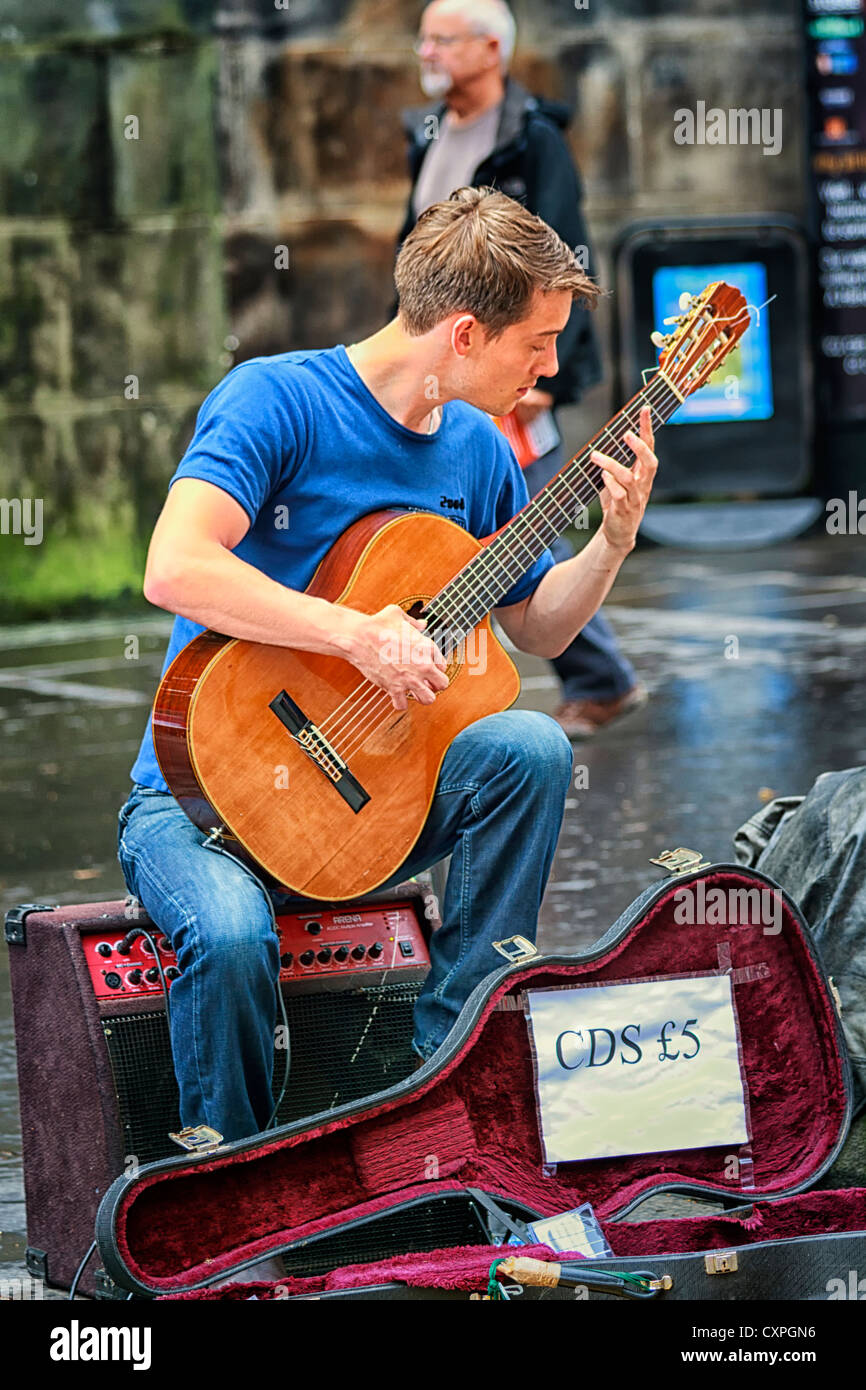 Street musician, Edinburgh Fringe Festival, Scotland Stock Photo - Alamy