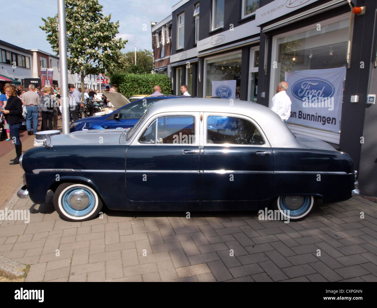 The Ford Zephyr Zodiac is a mid-20th-century British luxury car known ...