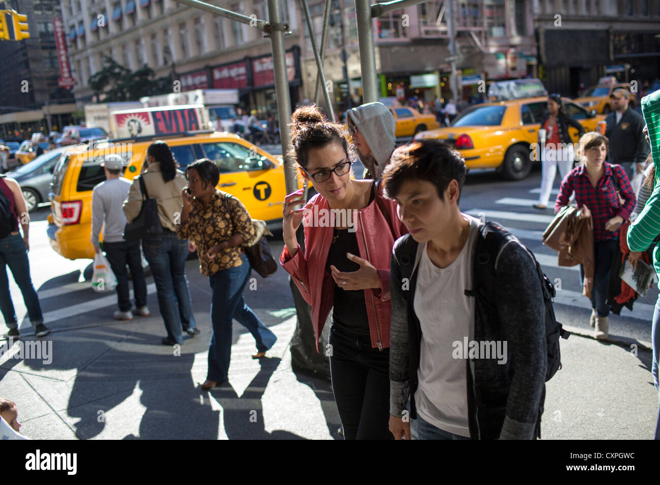 People cross an intersection in New York City Stock Photo - Alamy