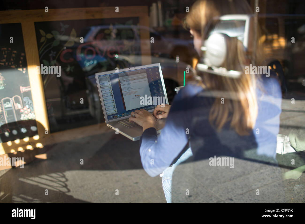 Starbucks and laptop hi-res stock photography and images - Alamy