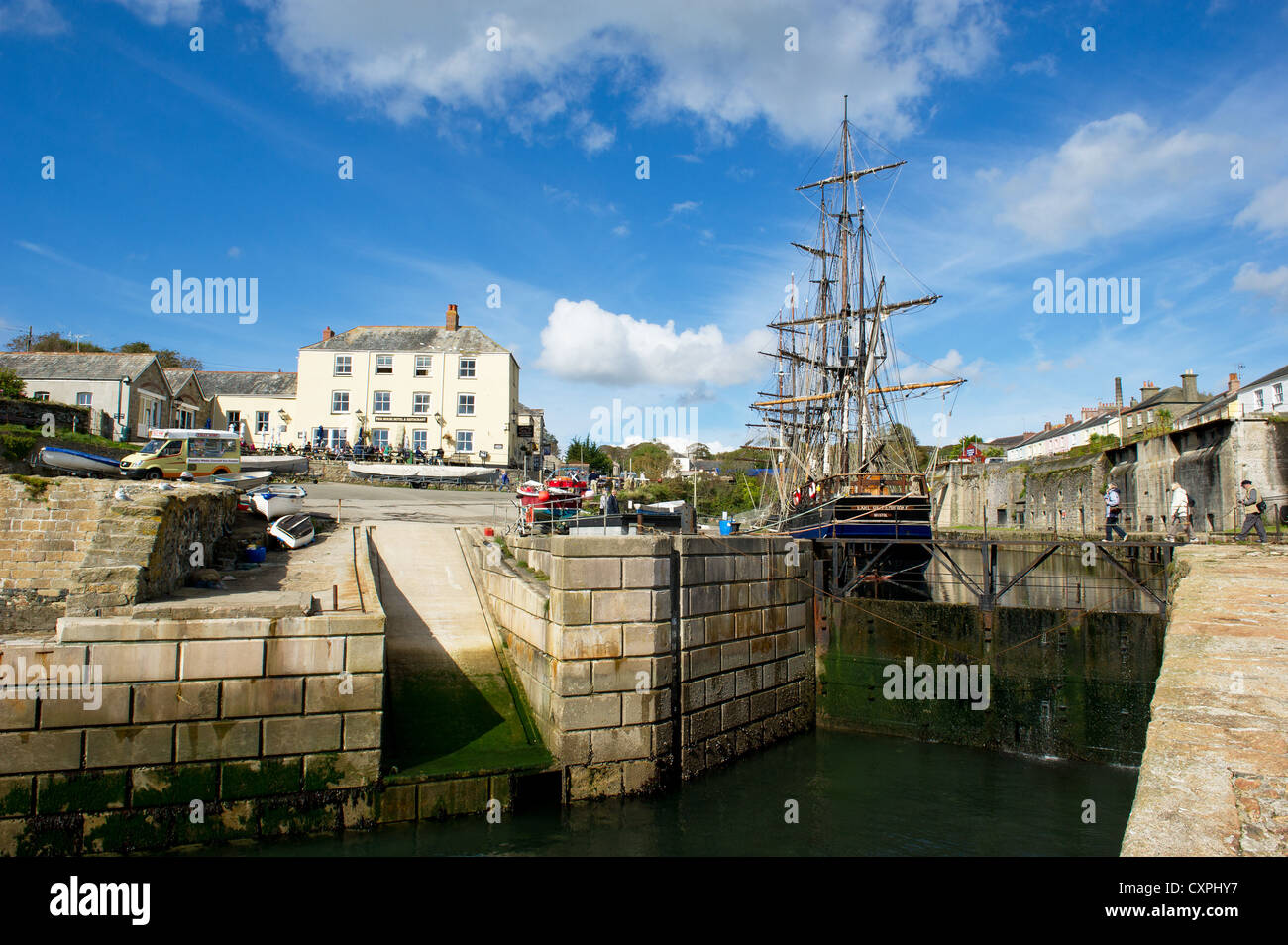 Tall lock gates hi-res stock photography and images - Alamy