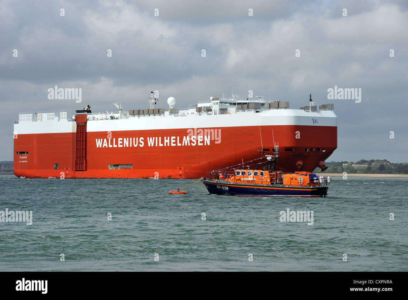 Shipping in Southampton water England Stock Photo - Alamy