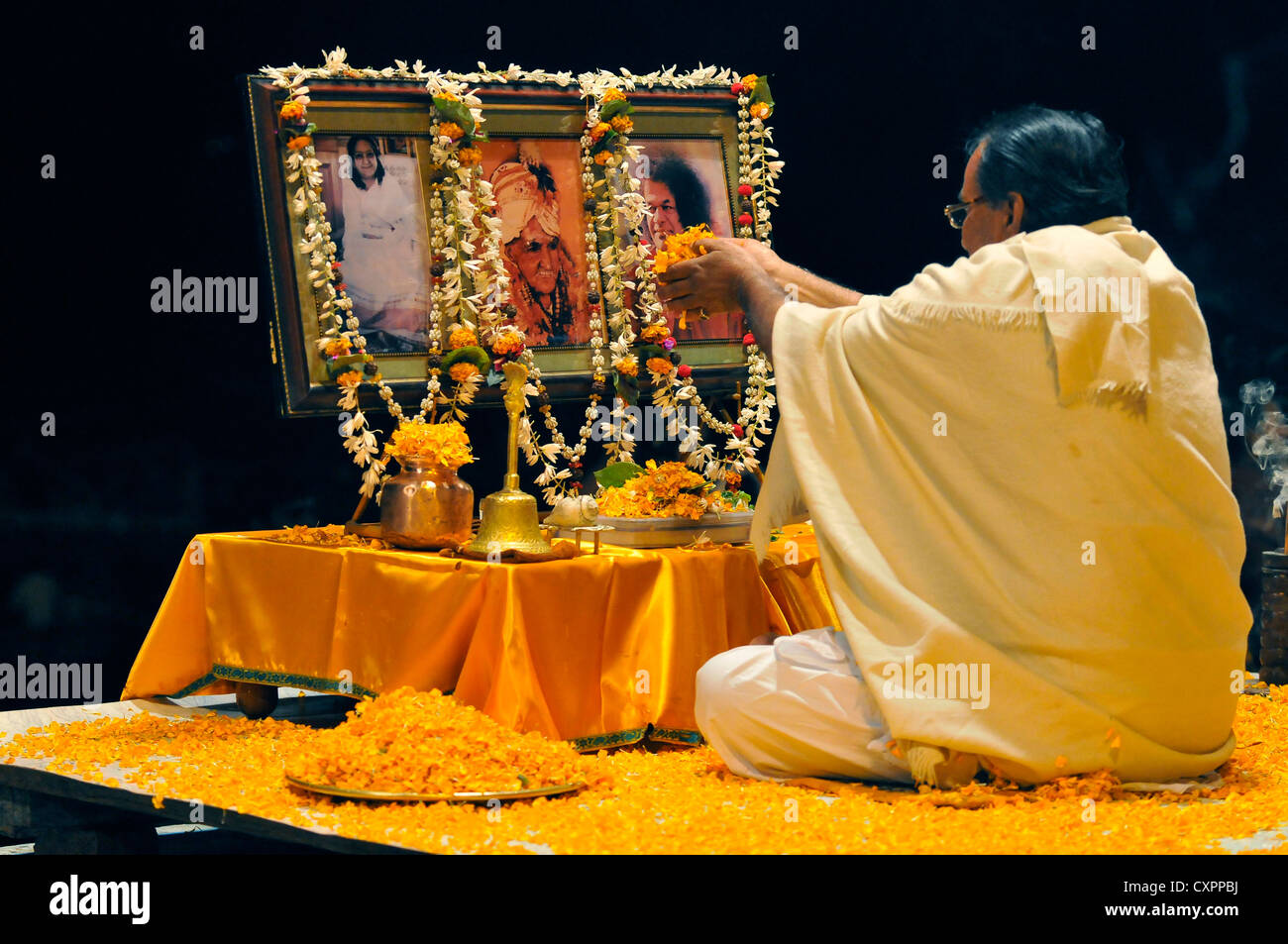Ganga puja hi-res stock photography and images - Alamy