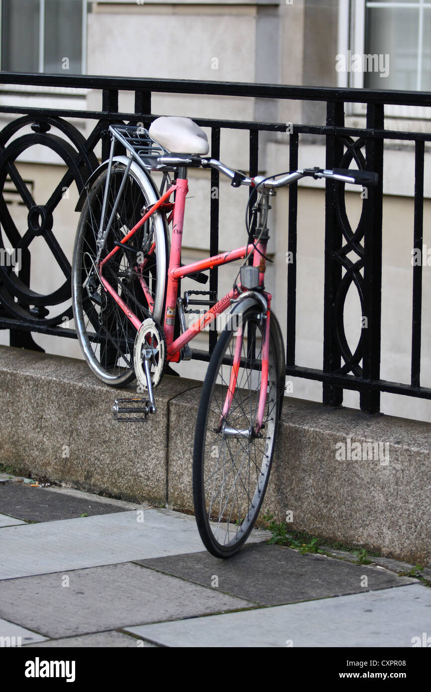 Bicycle padlocked to railings hi-res stock photography and images - Alamy