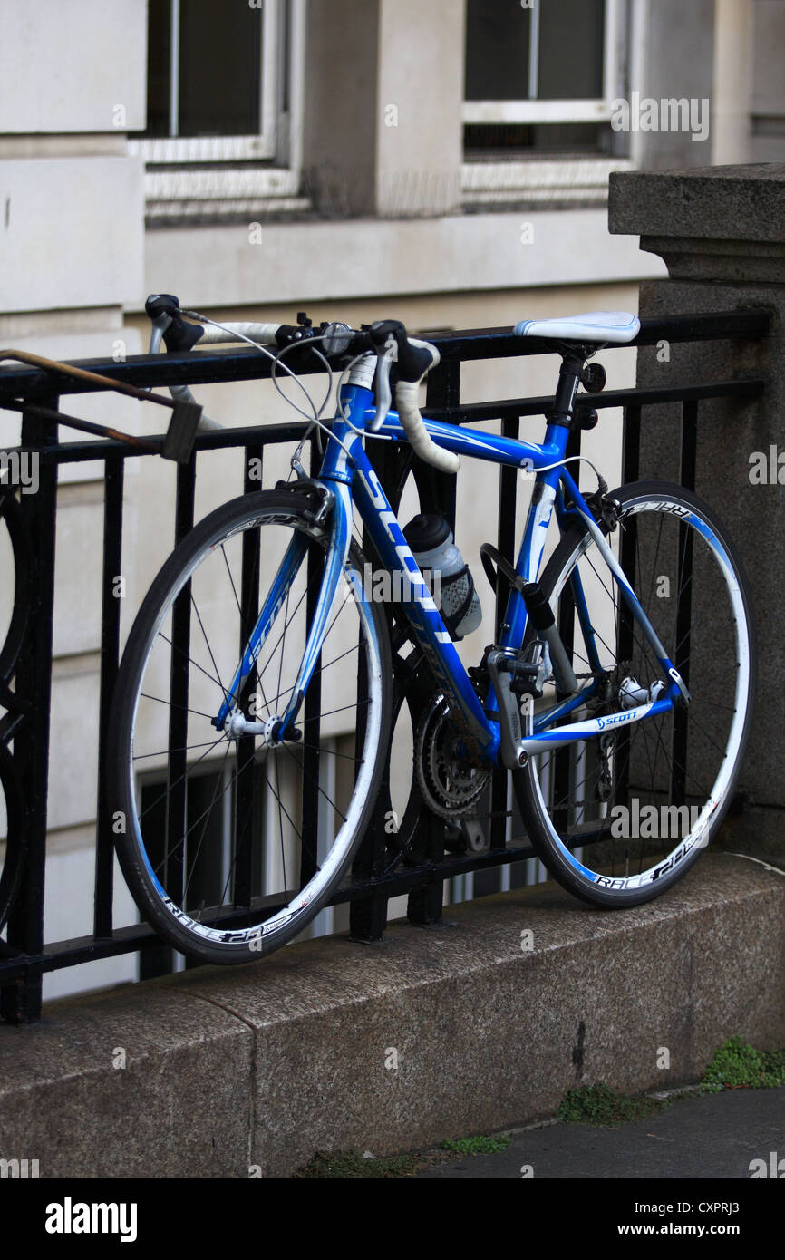 Bike padlocked to railings hi-res stock photography and images - Alamy