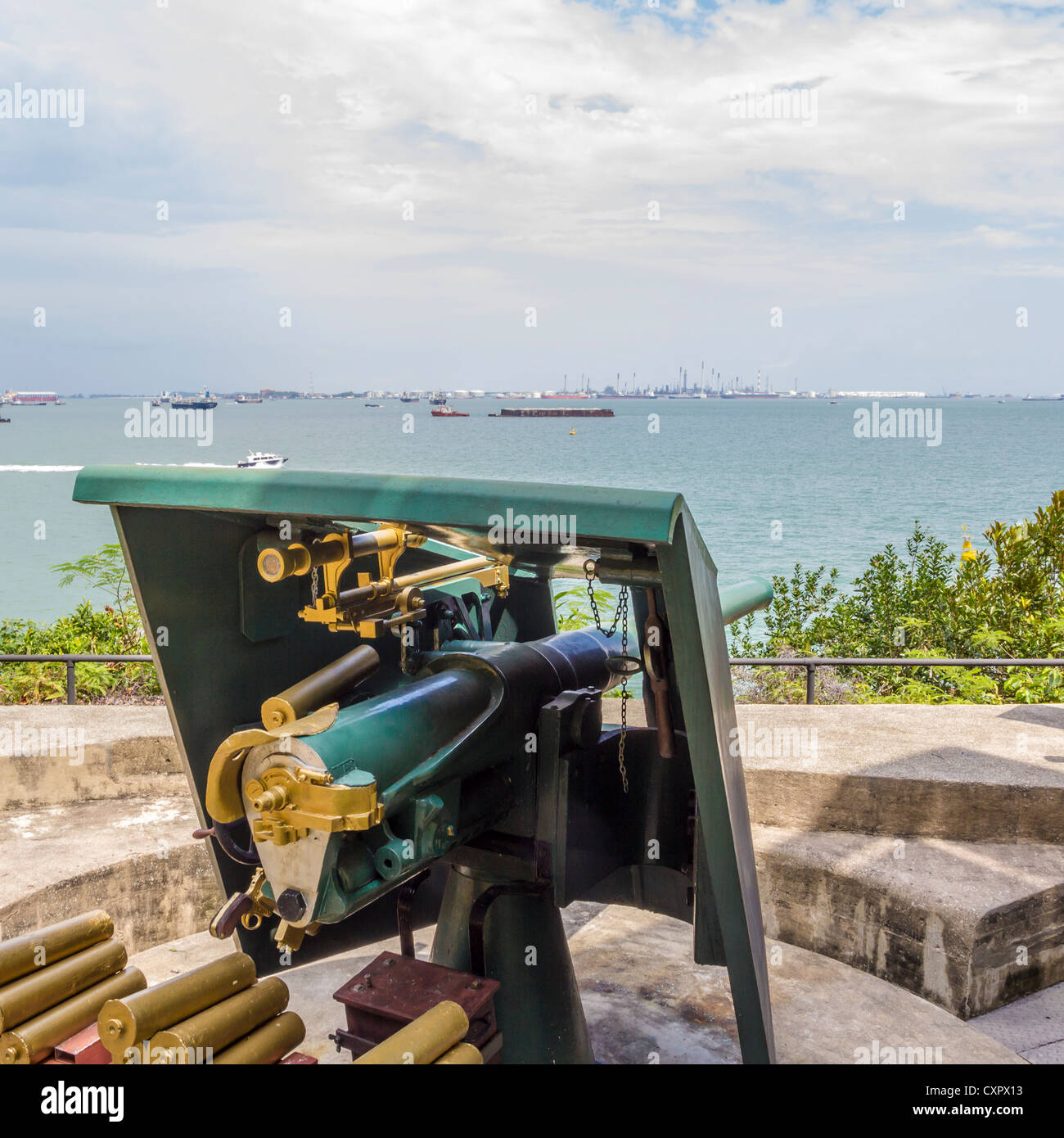 World war 2 gun at fort siloso on sentosa island hi-res stock ...