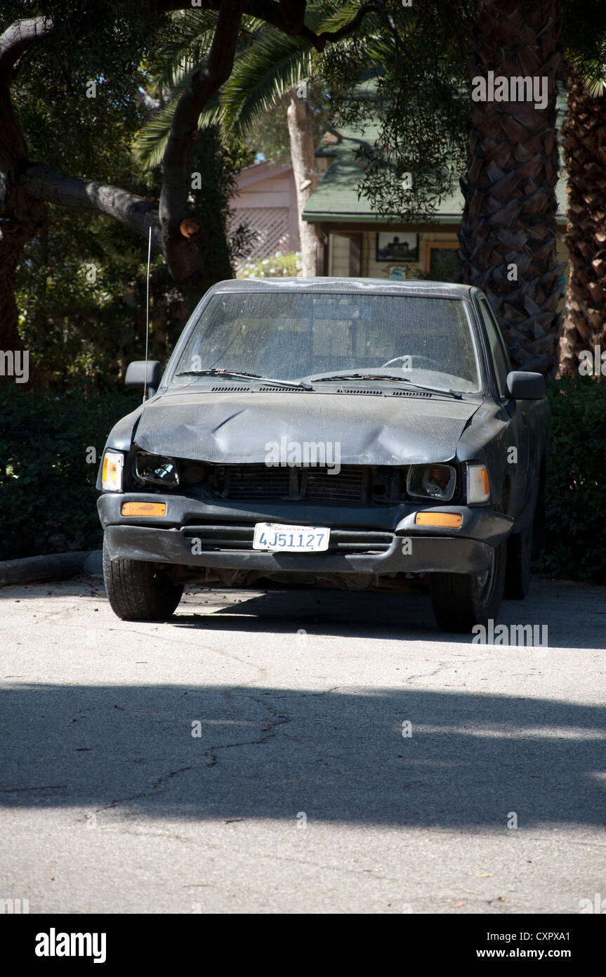 Old crashed car hi-res stock photography and images - Alamy