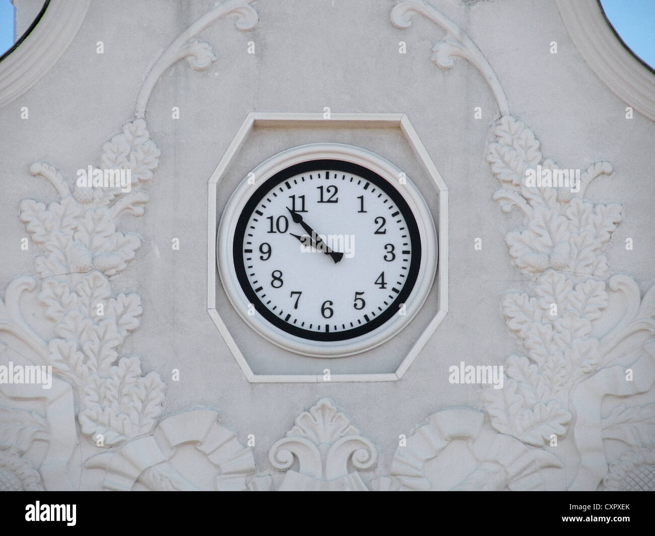Airport clock hi-res stock photography and images - Alamy