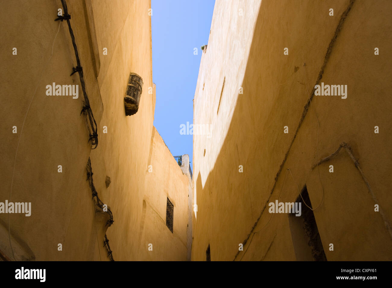 Old narrow lane hi-res stock photography and images - Alamy