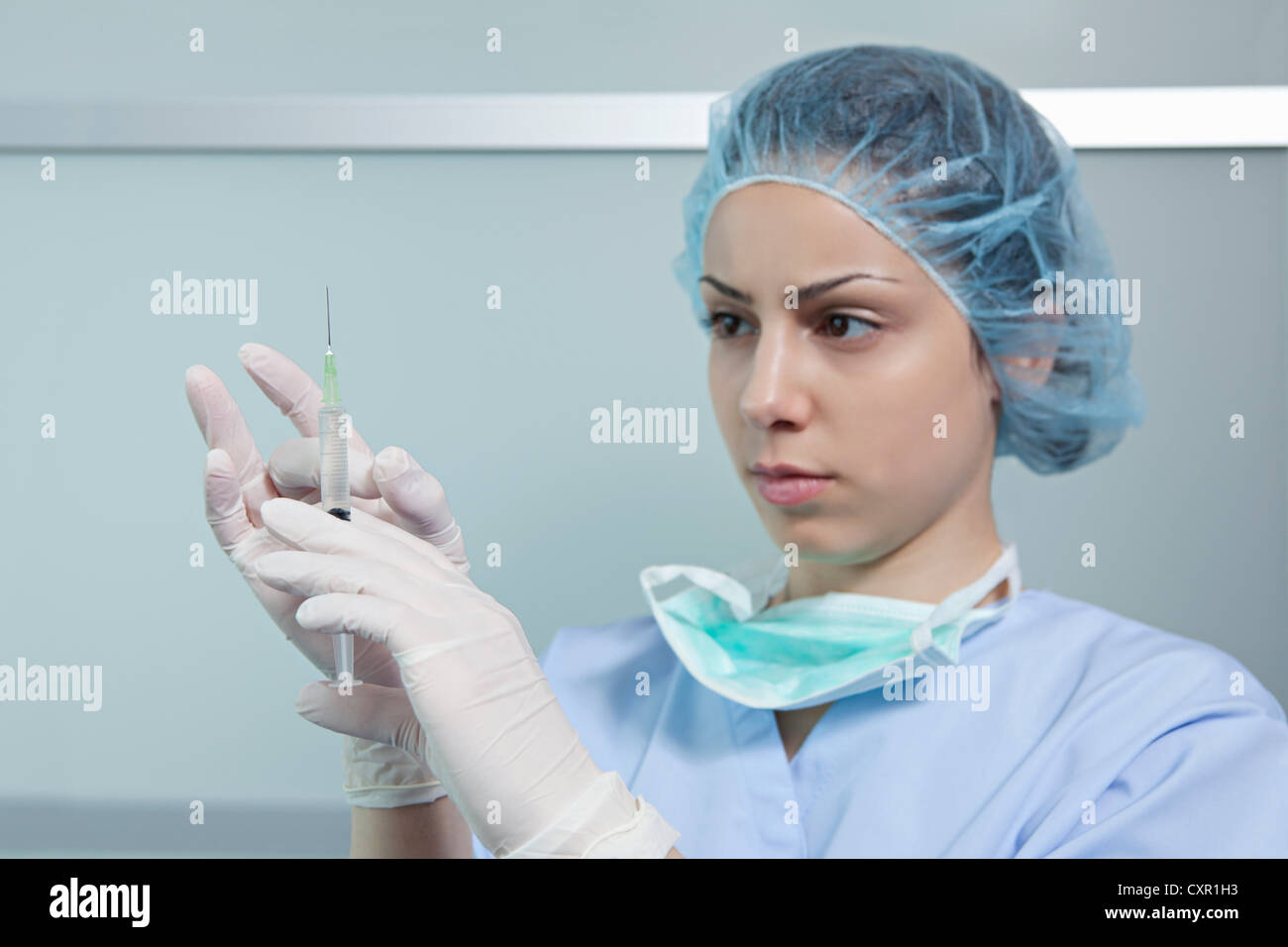 Surgeon holding injection Stock Photo - Alamy