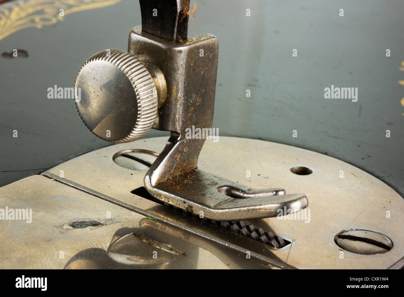 Antique sewing machine hi-res stock photography and images - Alamy