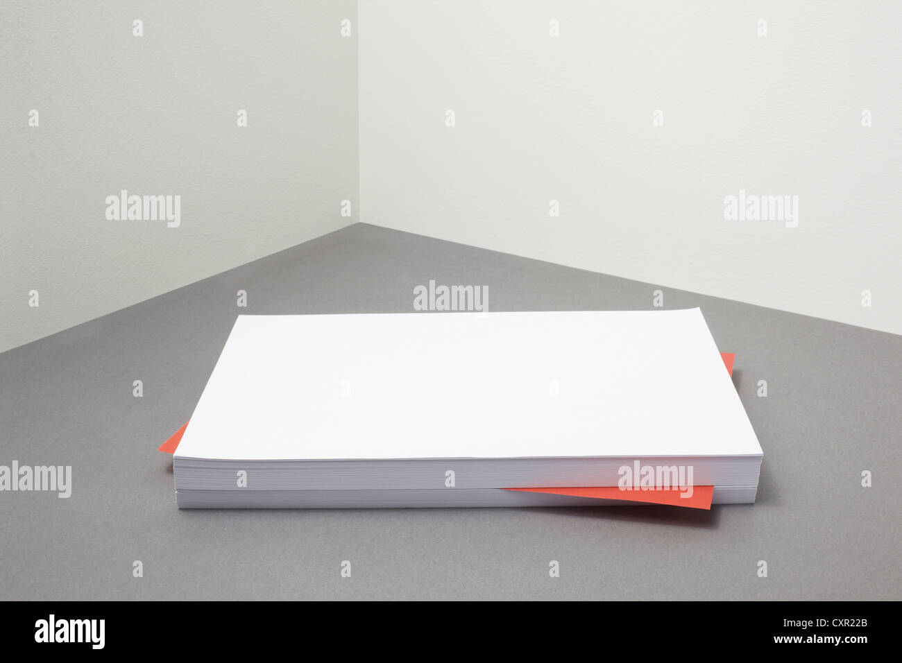 Blank piece paper hi-res stock photography and images - Alamy