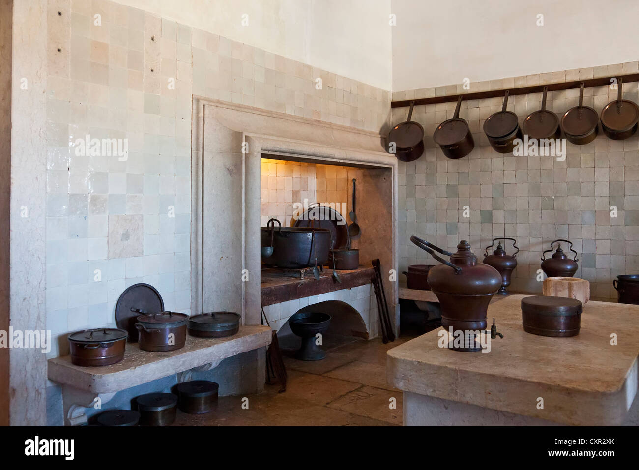 Copper pots and pans hi-res stock photography and images - Alamy