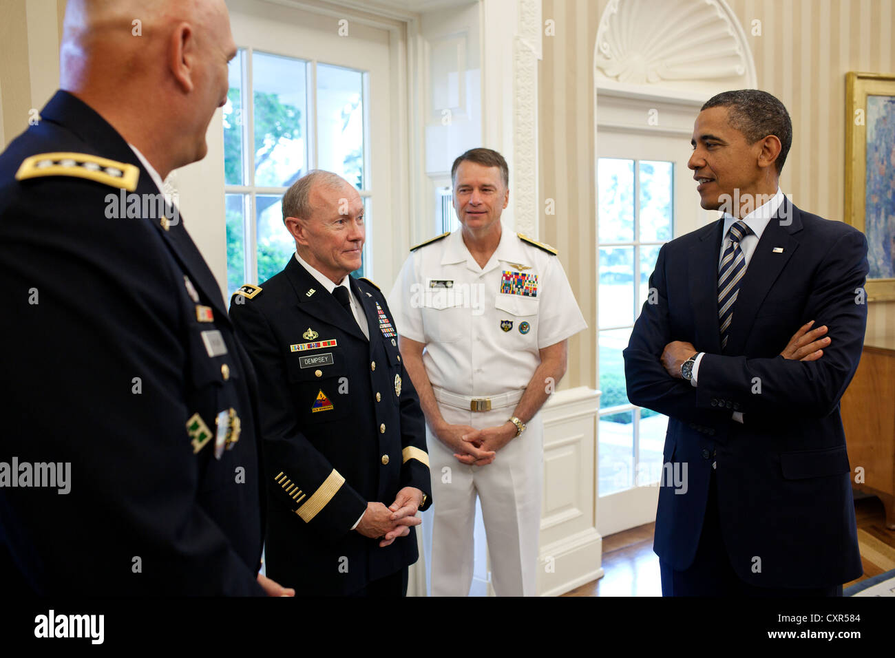 US President Barack Obama talks with, from left, General Ray Odierno ...