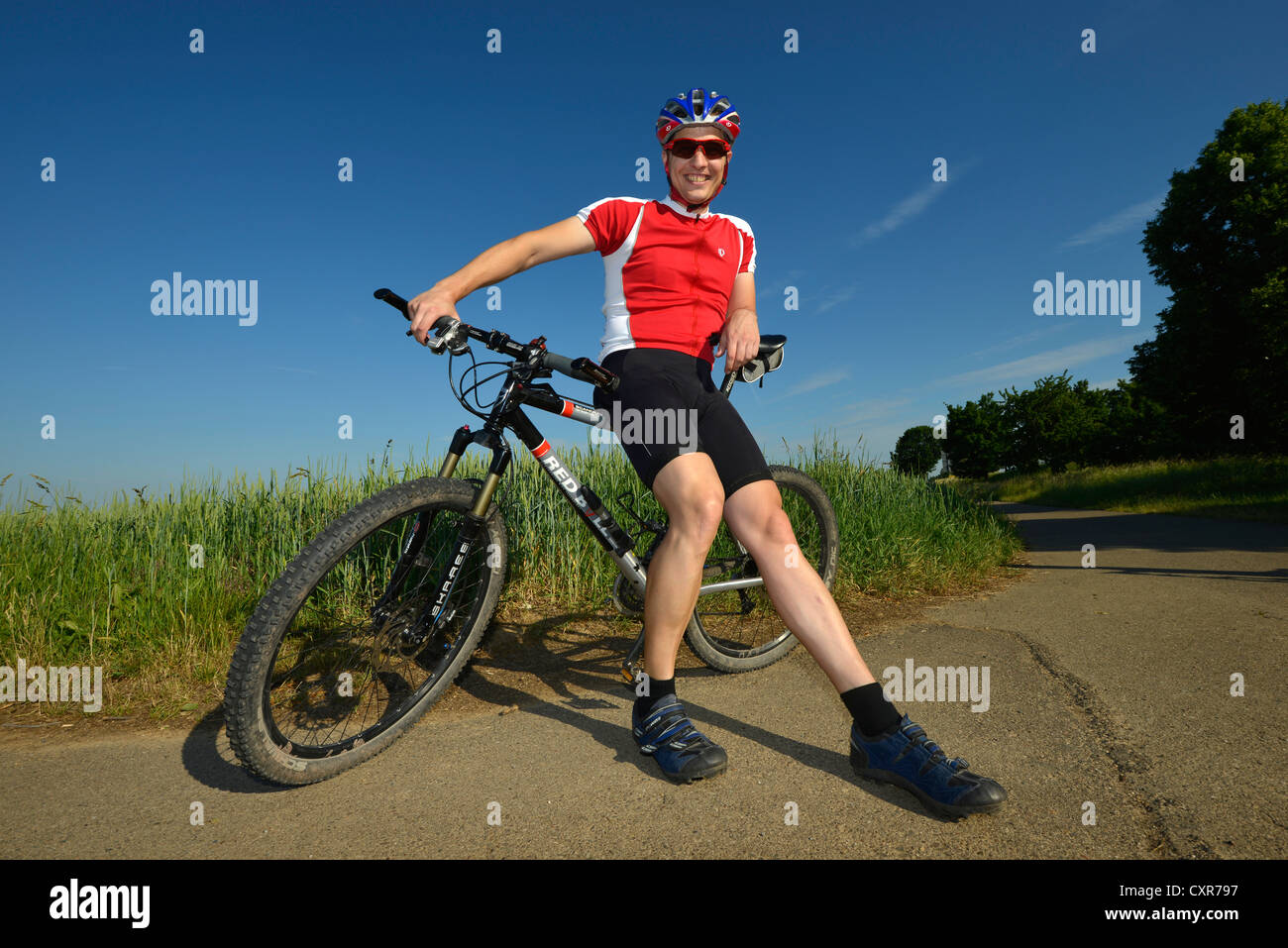 Cyclist with a mountain bike, bicycle, Stuttgart, Baden-Wuerttemberg ...