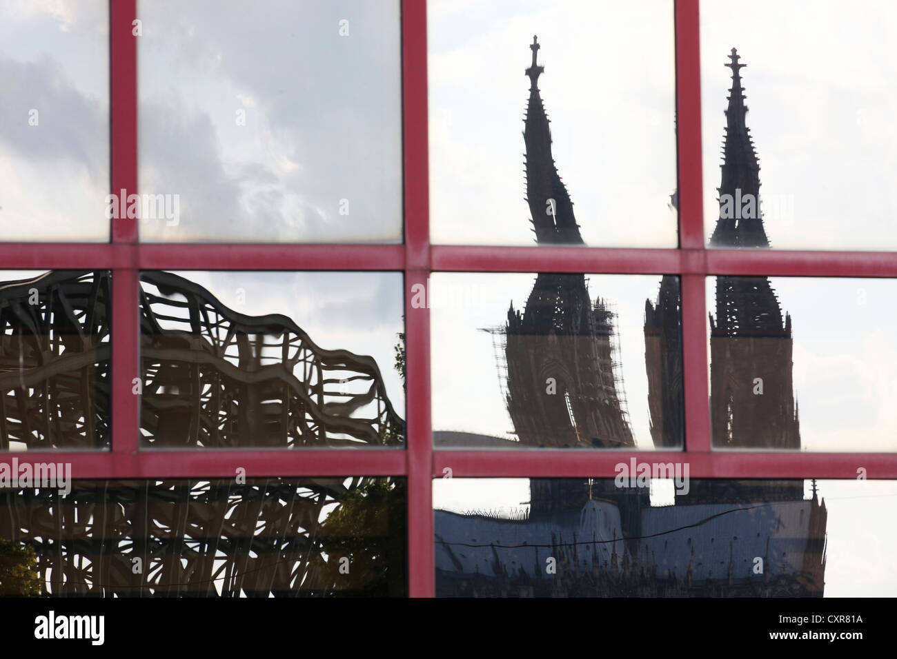 Koelner Dom, Cologne Cathedral is reflected in a window, distortion ...