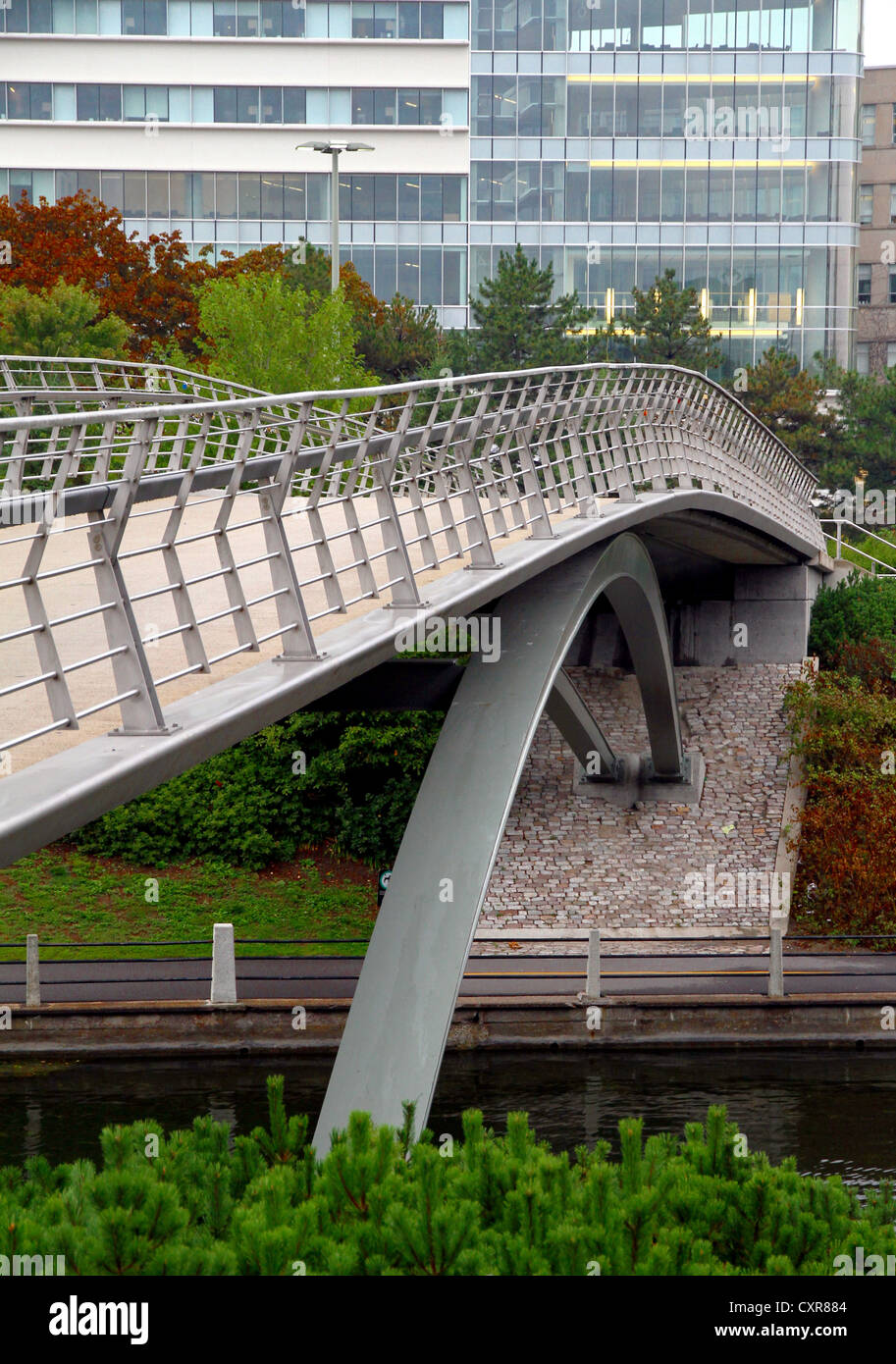 Modern pedestrian bridge hi-res stock photography and images - Alamy