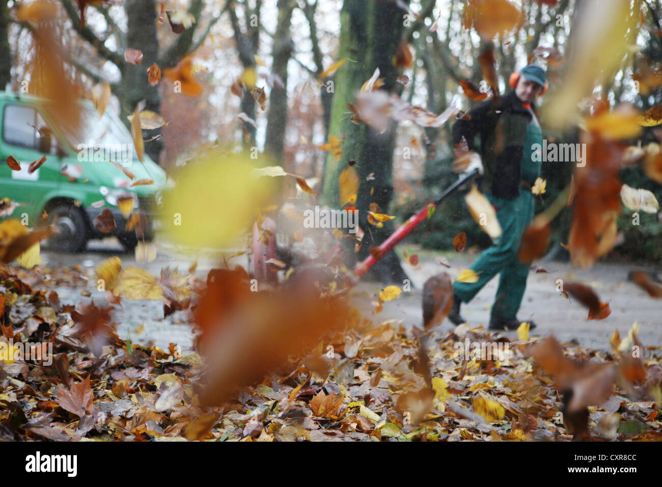 Leaf blower hi-res stock photography and images - Alamy