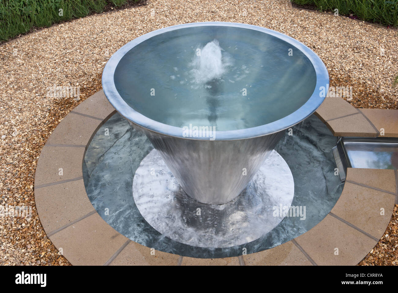 Round water feature hi-res stock photography and images - Alamy