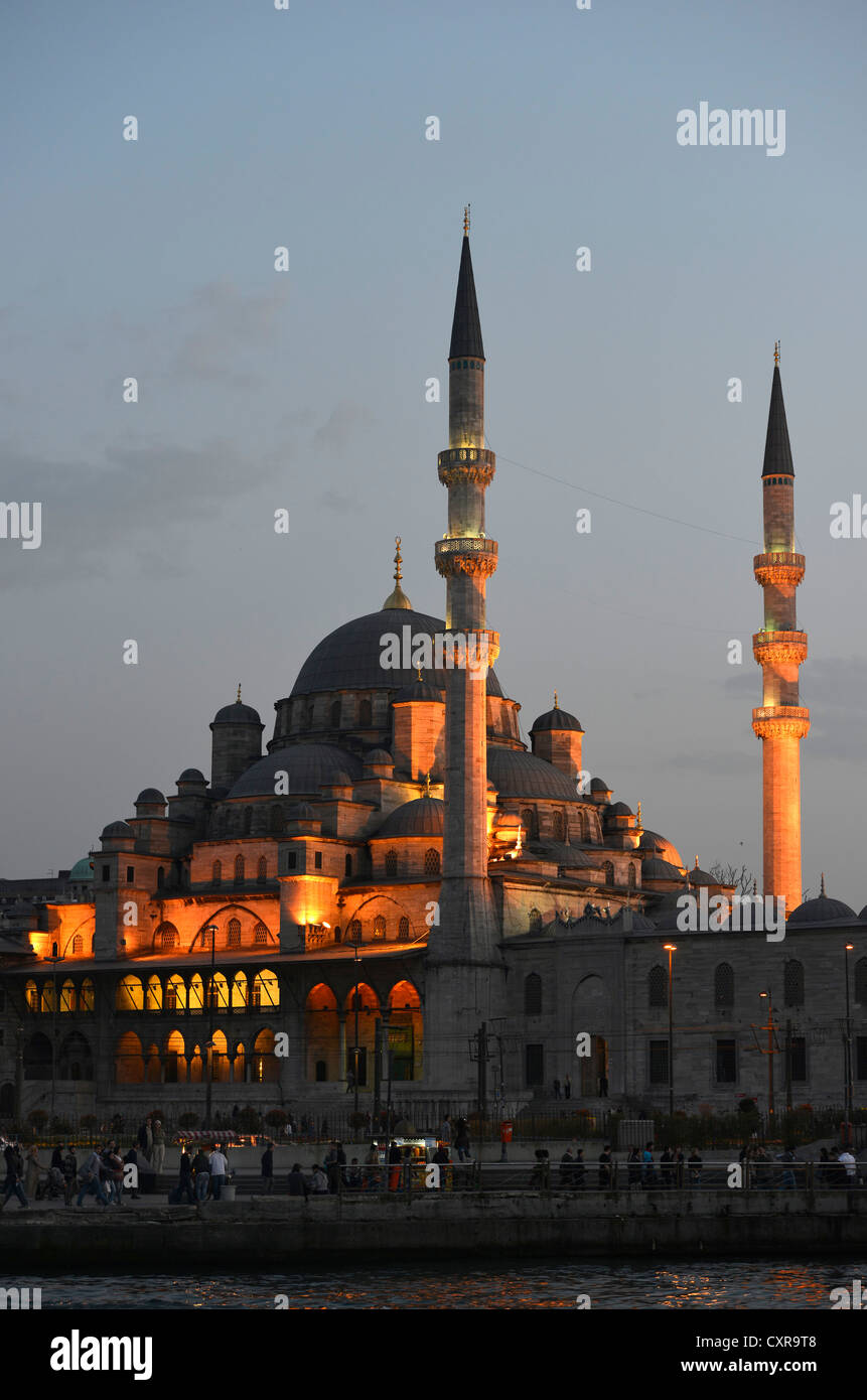 New Mosque, Yeni Camii Mosque at dusk, Sirkeci, Istanbul, Turkey ...
